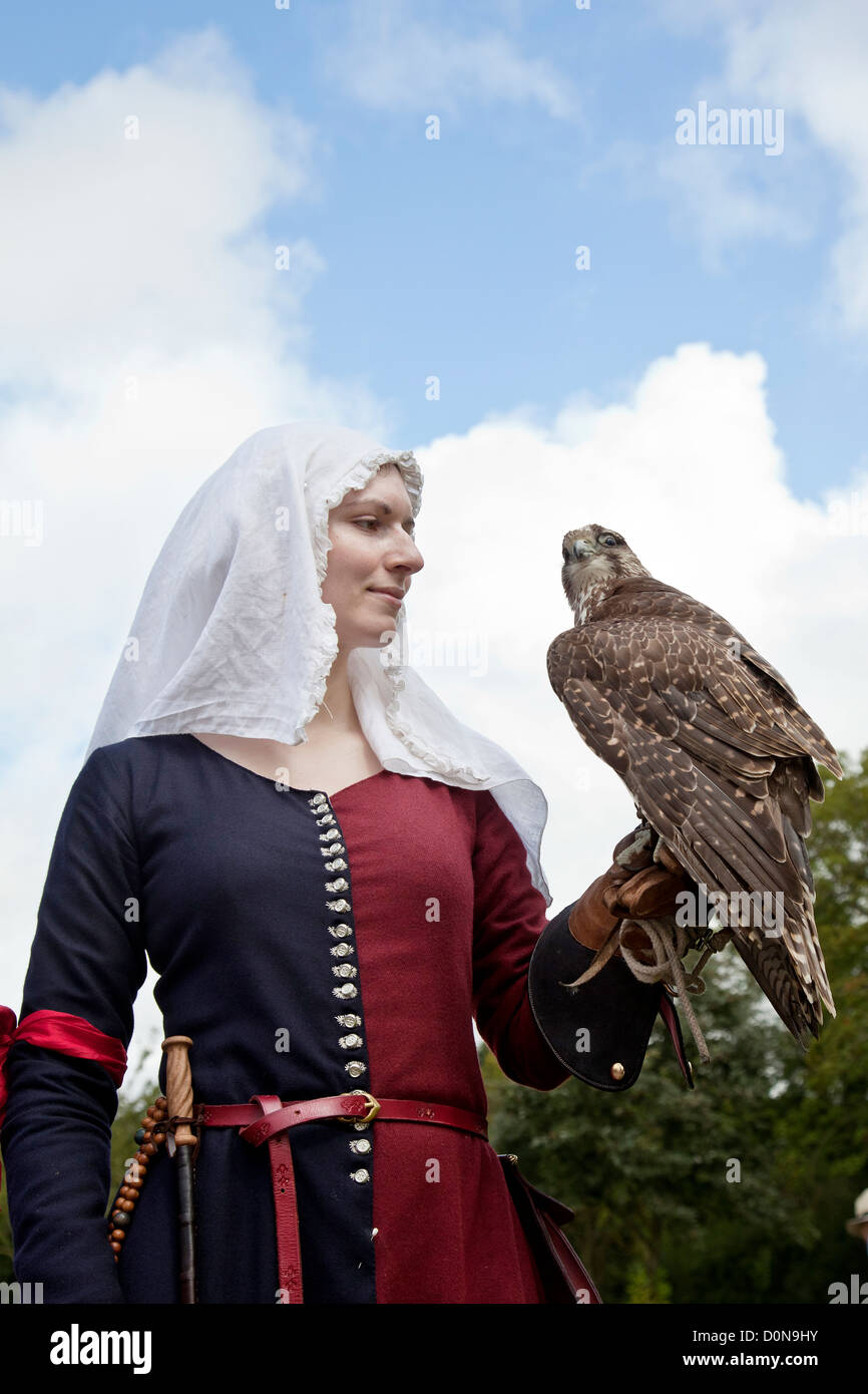 Lady Falkner in mittelalterlicher Tracht Stockfotografie - Alamy