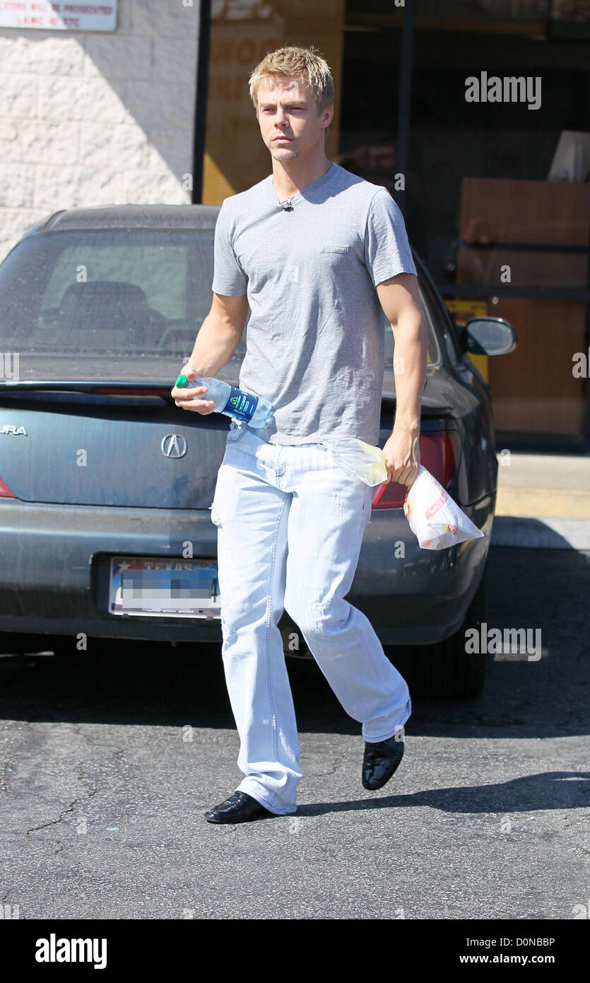 Derek Hough ist fleckig zu Fuß in Hollywood, tragen einen Sandwich aus ...