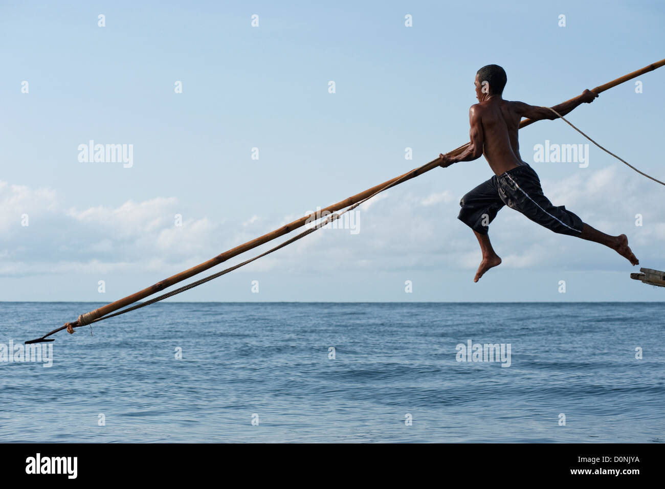 Eine traditionelle Methode der Sprung von einer Boot-Plattform, einen ...