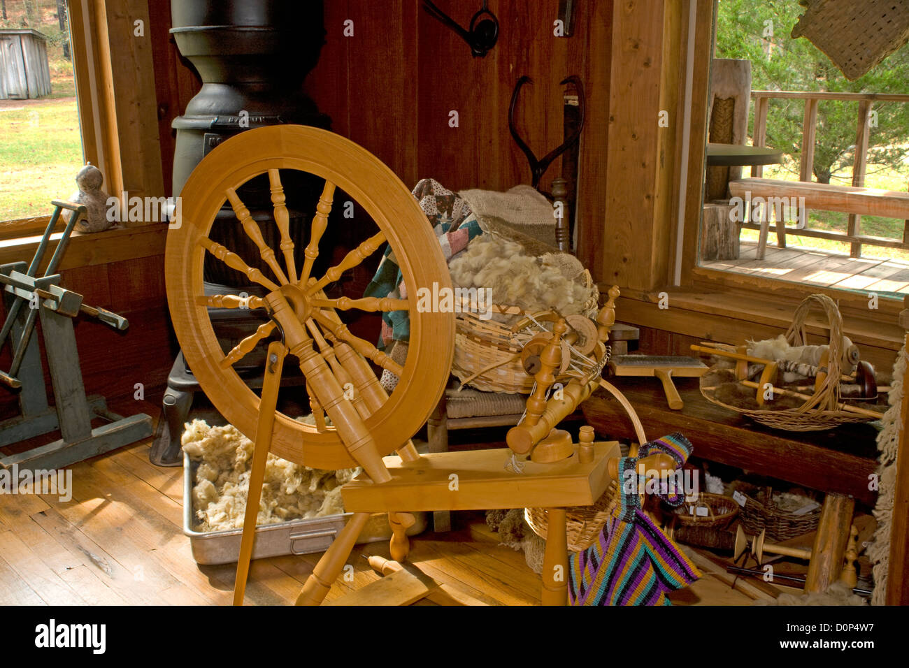 Spinnrad spinnfaden -Fotos und -Bildmaterial in hoher Auflösung – Alamy