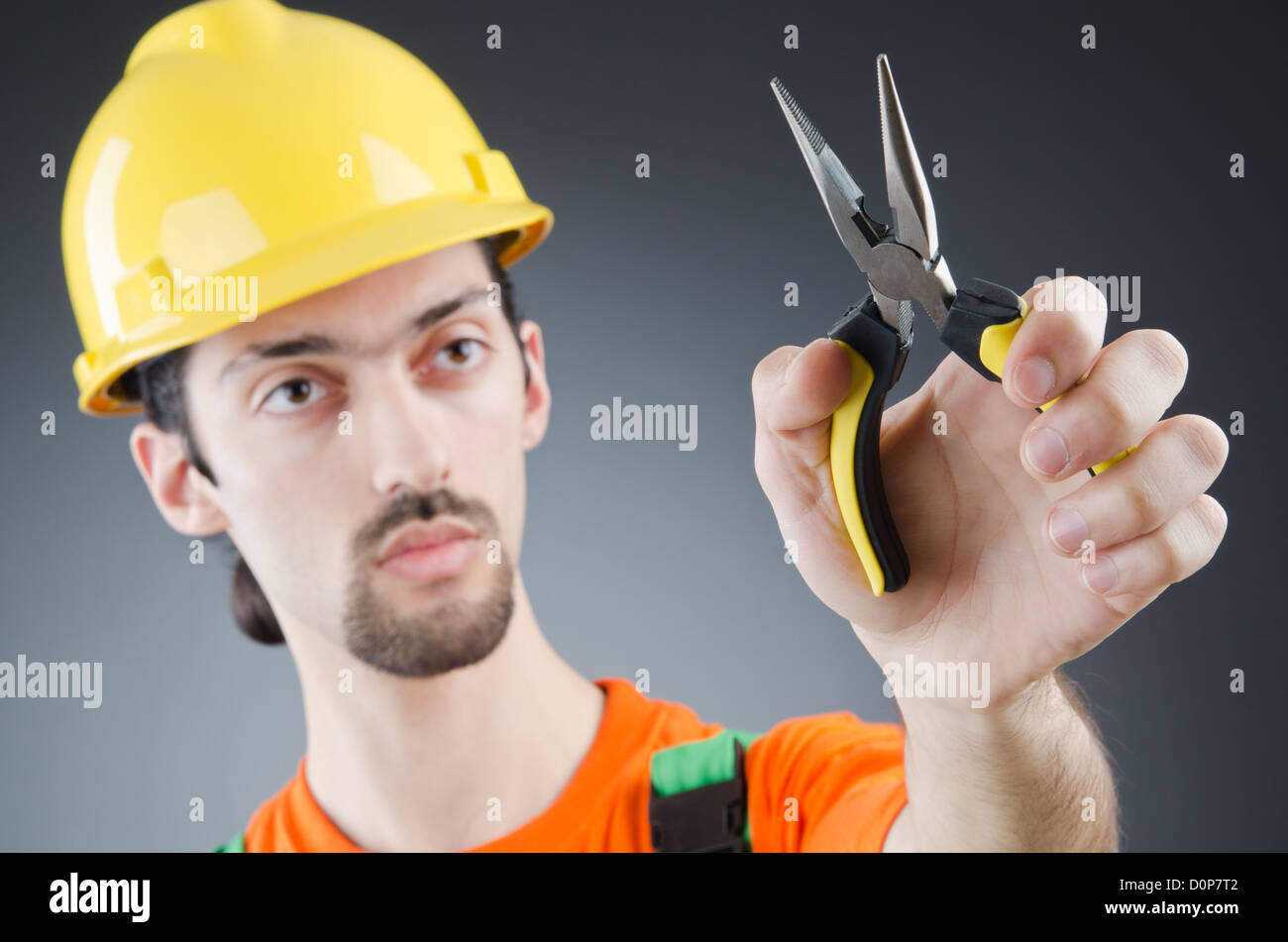 Sicherheitszange halten -Fotos und -Bildmaterial in hoher Auflösung – Alamy