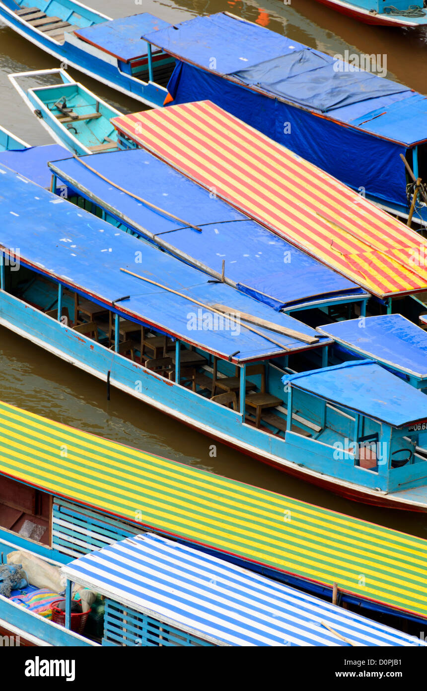 NONG KHIAW, Laos - Bunte Boote am Ufer des Flusses Nam Ou ...