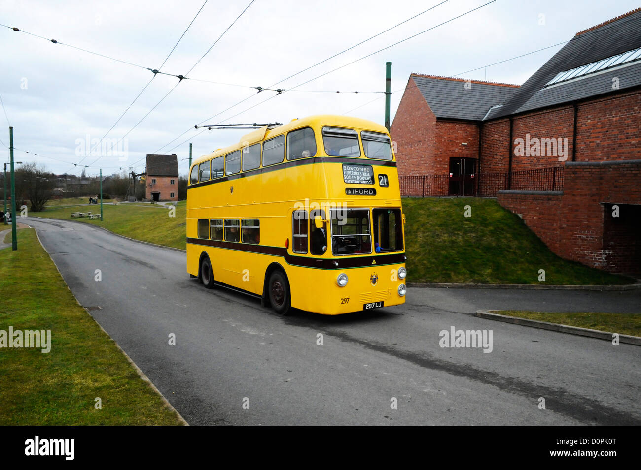 Einen gelben Doppeldecker-Bus im Black Country Living Museum ...
