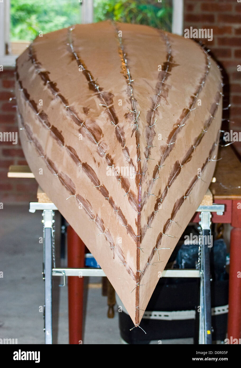 Kanu bauen Heftung und Kleber Bauabschnitten des Builds Stockfotografie ...