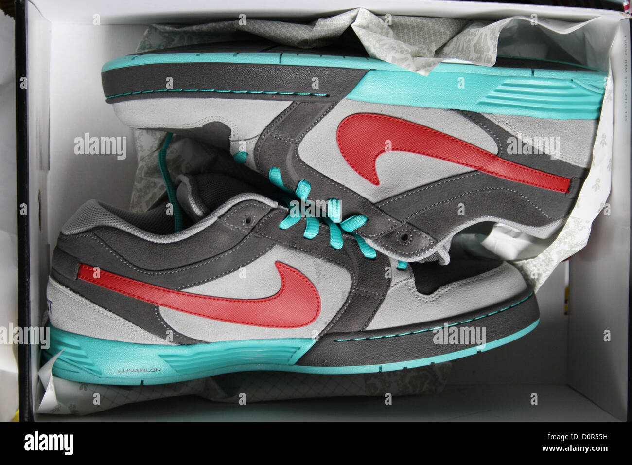 Nike schuhkarton -Fotos und -Bildmaterial in hoher Auflösung – Alamy