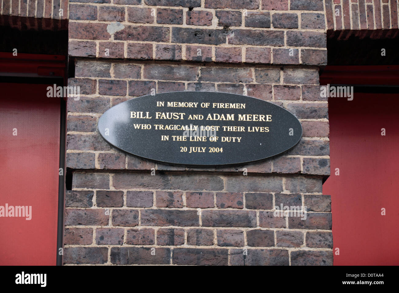 Gedenktafel für Bill Faust & Adam Meere außerhalb Whitechapel ...