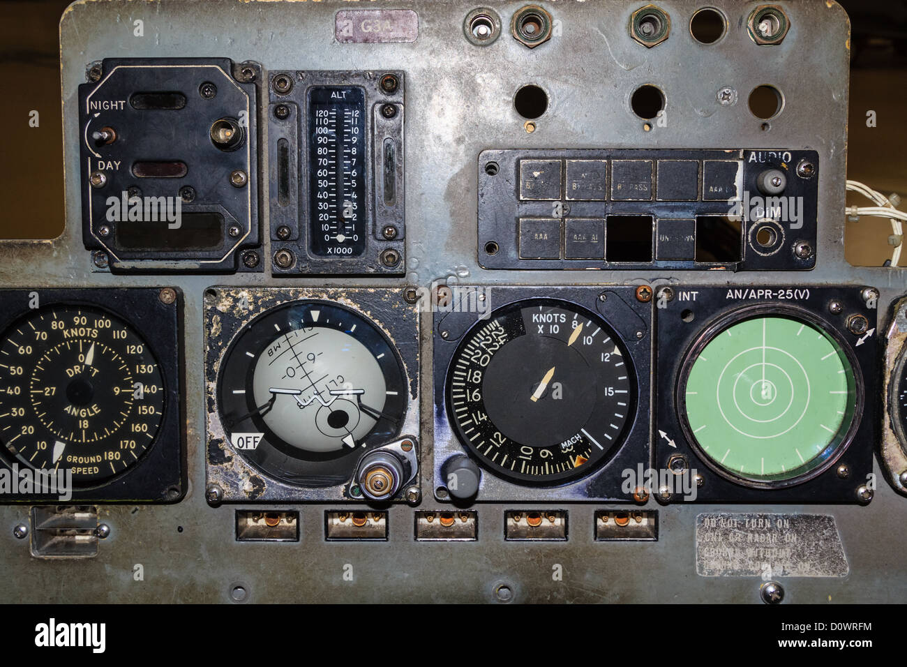 Alte flugzeug cockpit instrumente -Fotos und -Bildmaterial in hoher ...