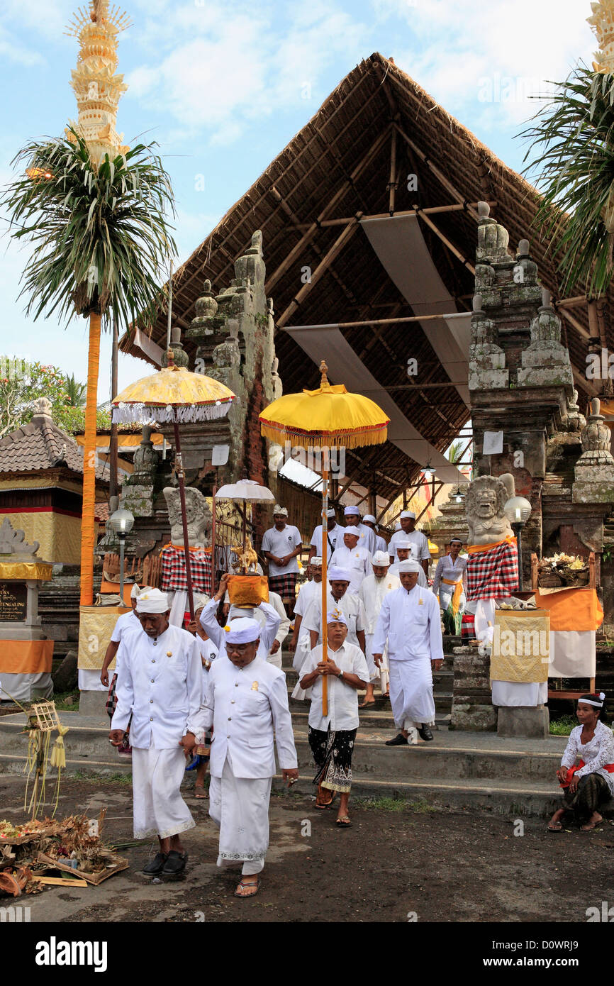 Balinese priest -Fotos und -Bildmaterial in hoher Auflösung – Alamy