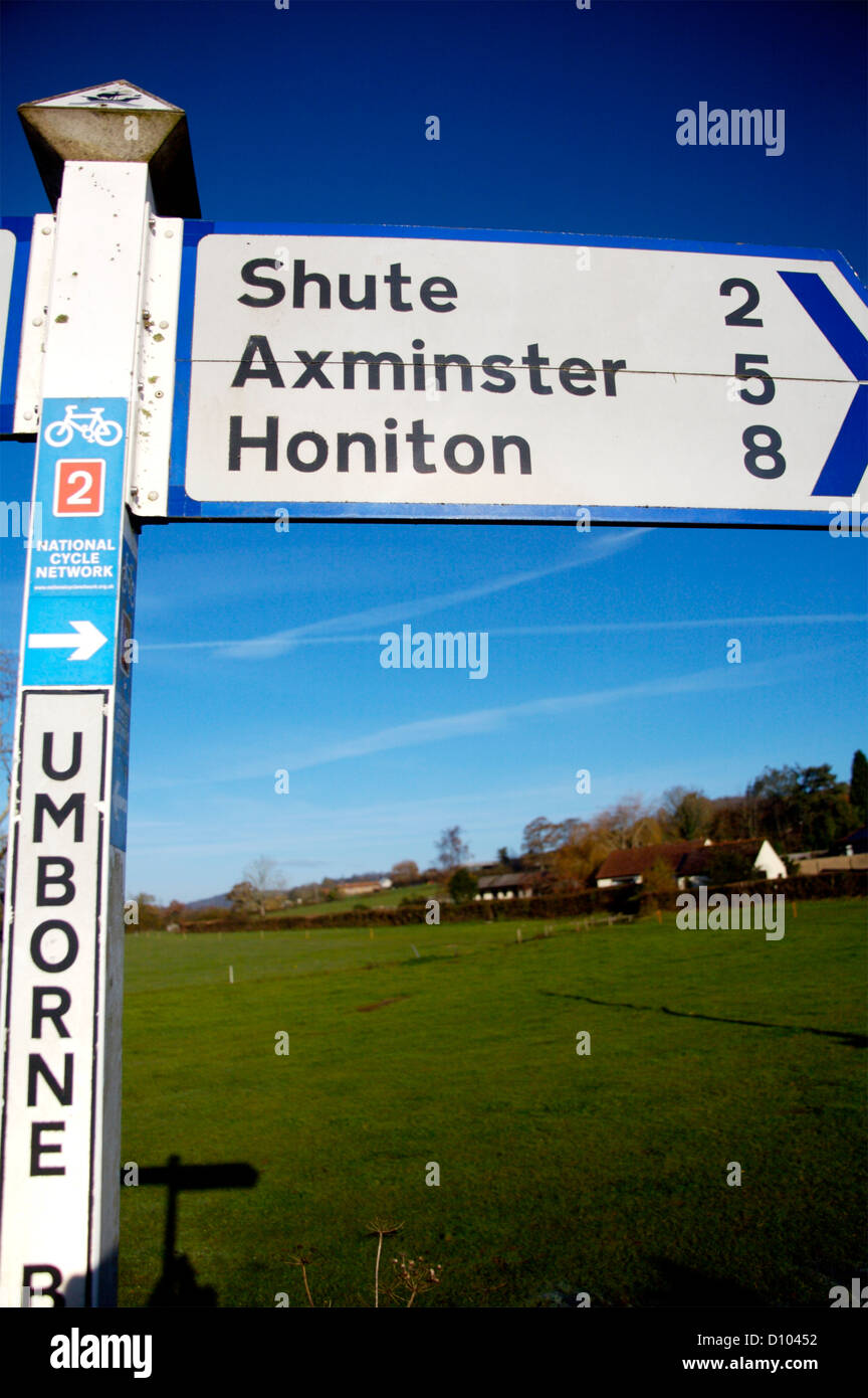 Straßenschild, Devon, Shute, Axminster, Honiton, National Cycle route 2 ...
