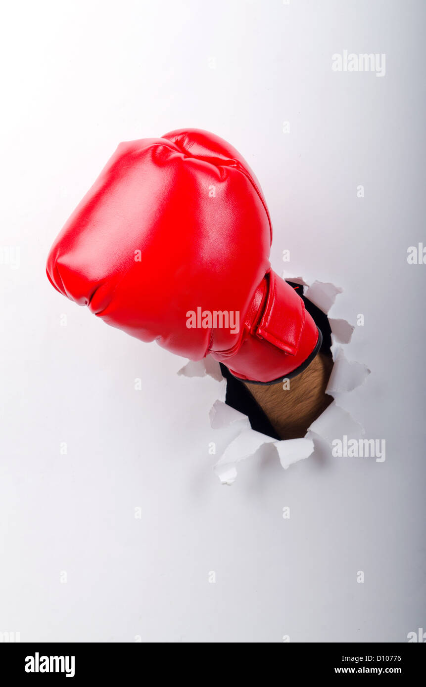 Hand im Boxhandschuh Papier Durchgangsbohrung Stockfotografie - Alamy