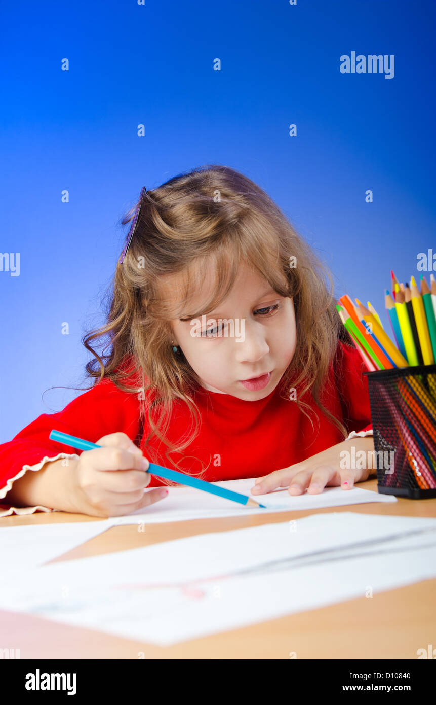Kleines Mädchen zeichnen mit Bleistiften Stockfotografie - Alamy