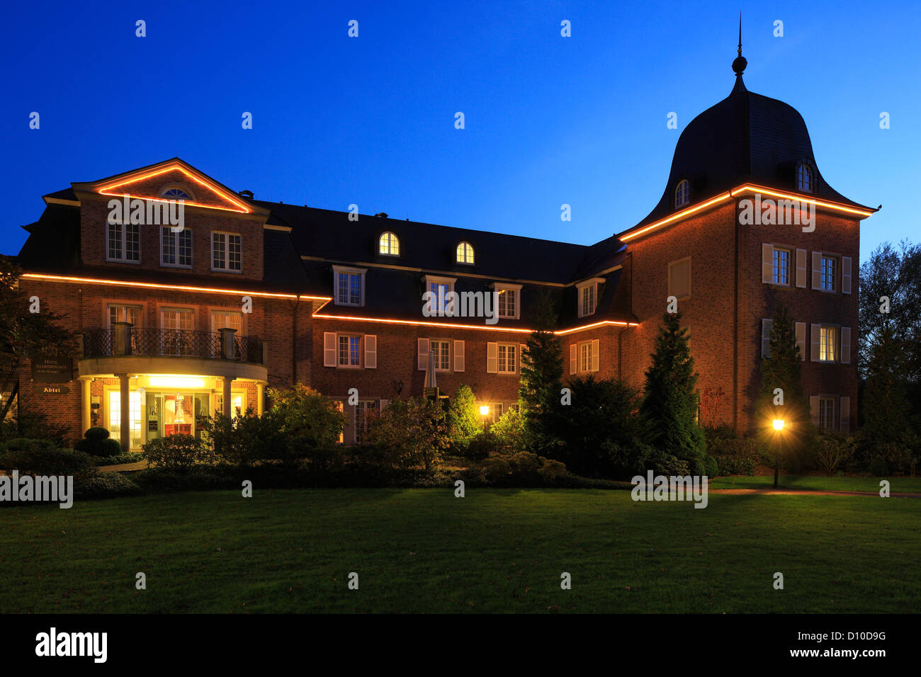 Abteigebaeude Mit Hotel Und Restaurant in der Blauen Stunde ...