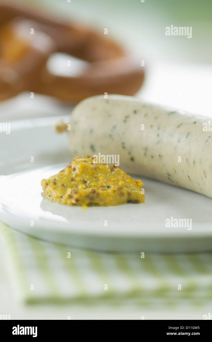 Platte mit Weißwurst mit Senf und Brezel Stockfotografie - Alamy