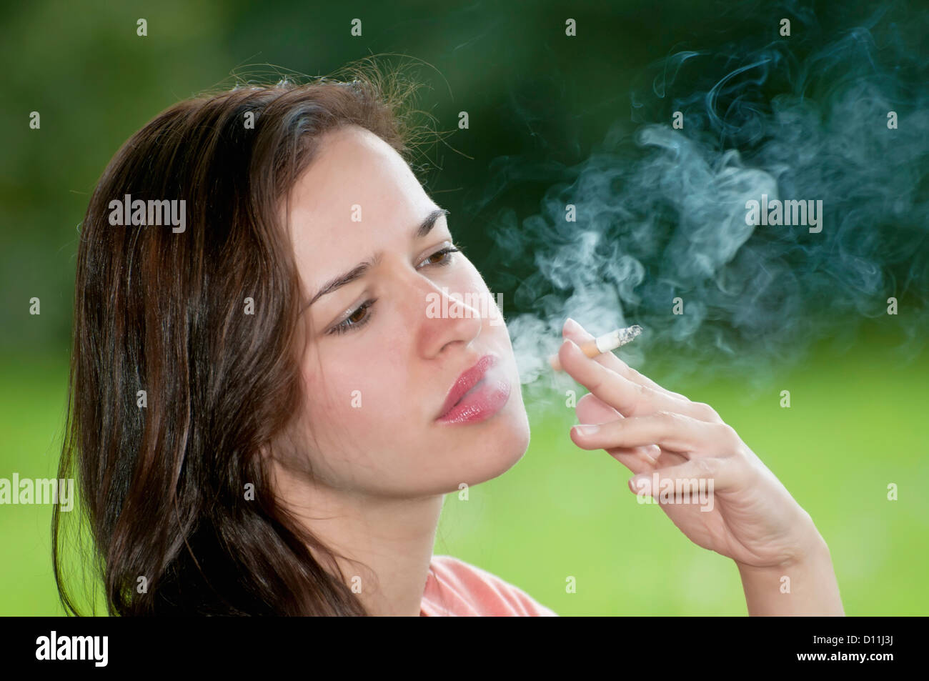 Germany berlin young woman smoking -Fotos und -Bildmaterial in hoher ...