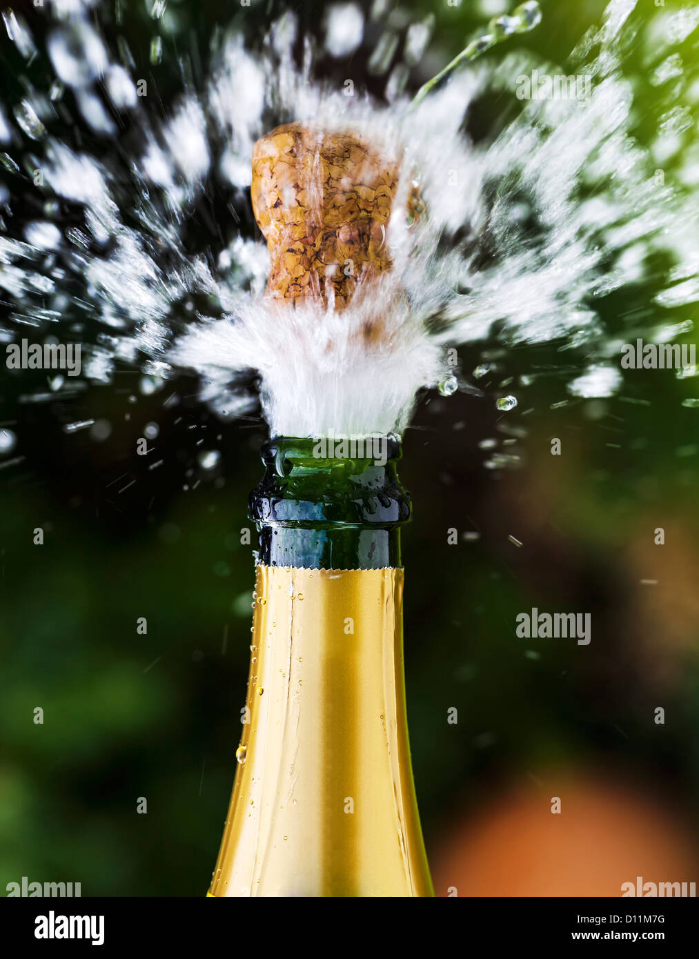 Champagner-Flasche eröffnet mit Korken fliegen Stockfotografie - Alamy