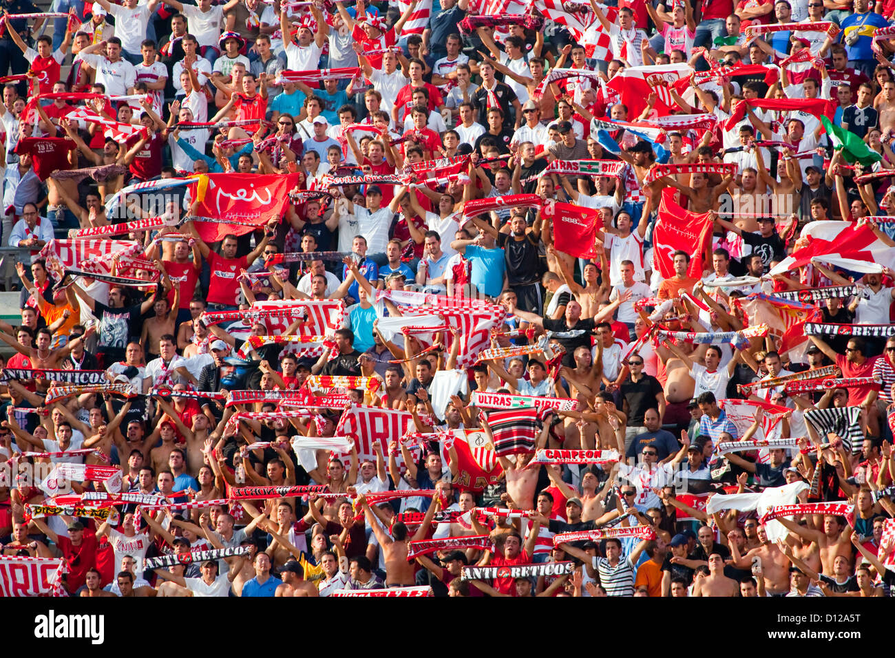 Fussball fans stadion -Fotos und -Bildmaterial in hoher Auflösung – Alamy