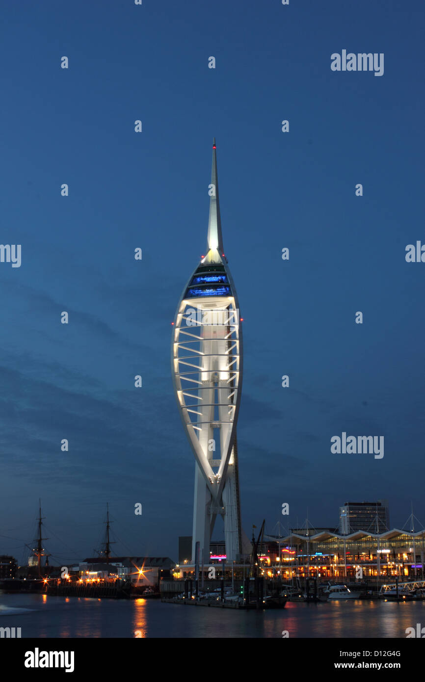 Spinnaker tower nachthimmel -Fotos und -Bildmaterial in hoher Auflösung ...