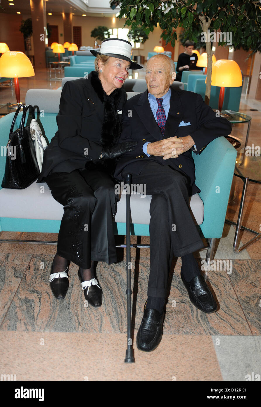 Der ehemalige deutsche Bundespräsident Walter Scheel und seine Frau ...