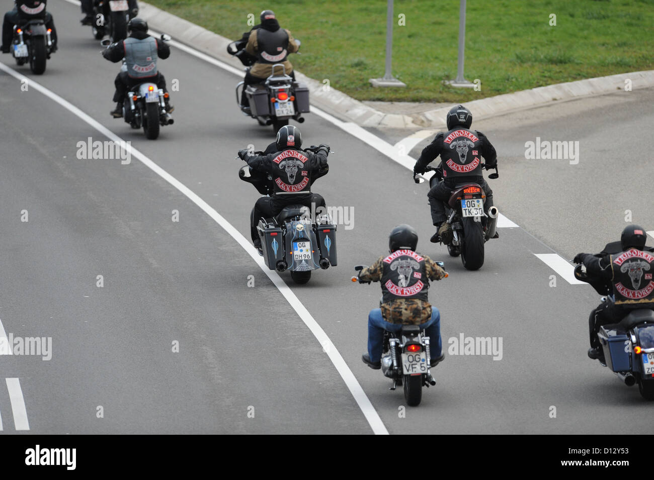 Mitglieder des Motorradclubs Hells Angels fahren im Konvoi nach Rust ...