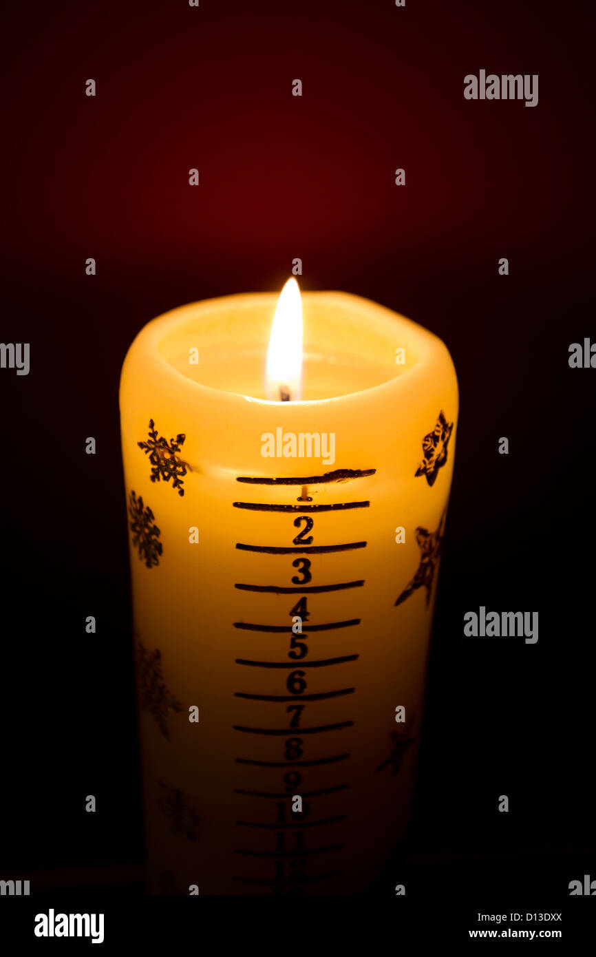 Advent burning candle -Fotos und -Bildmaterial in hoher Auflösung ...