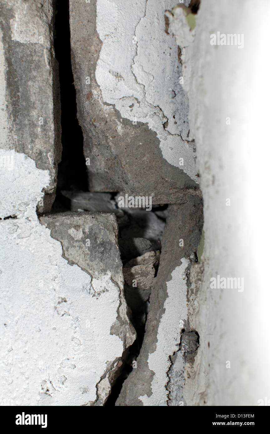 Betonblock Wand Riss Stockfotografie - Alamy
