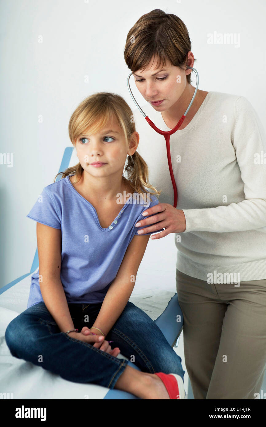 Auskultation der lunge kind -Fotos und -Bildmaterial in hoher Auflösung ...