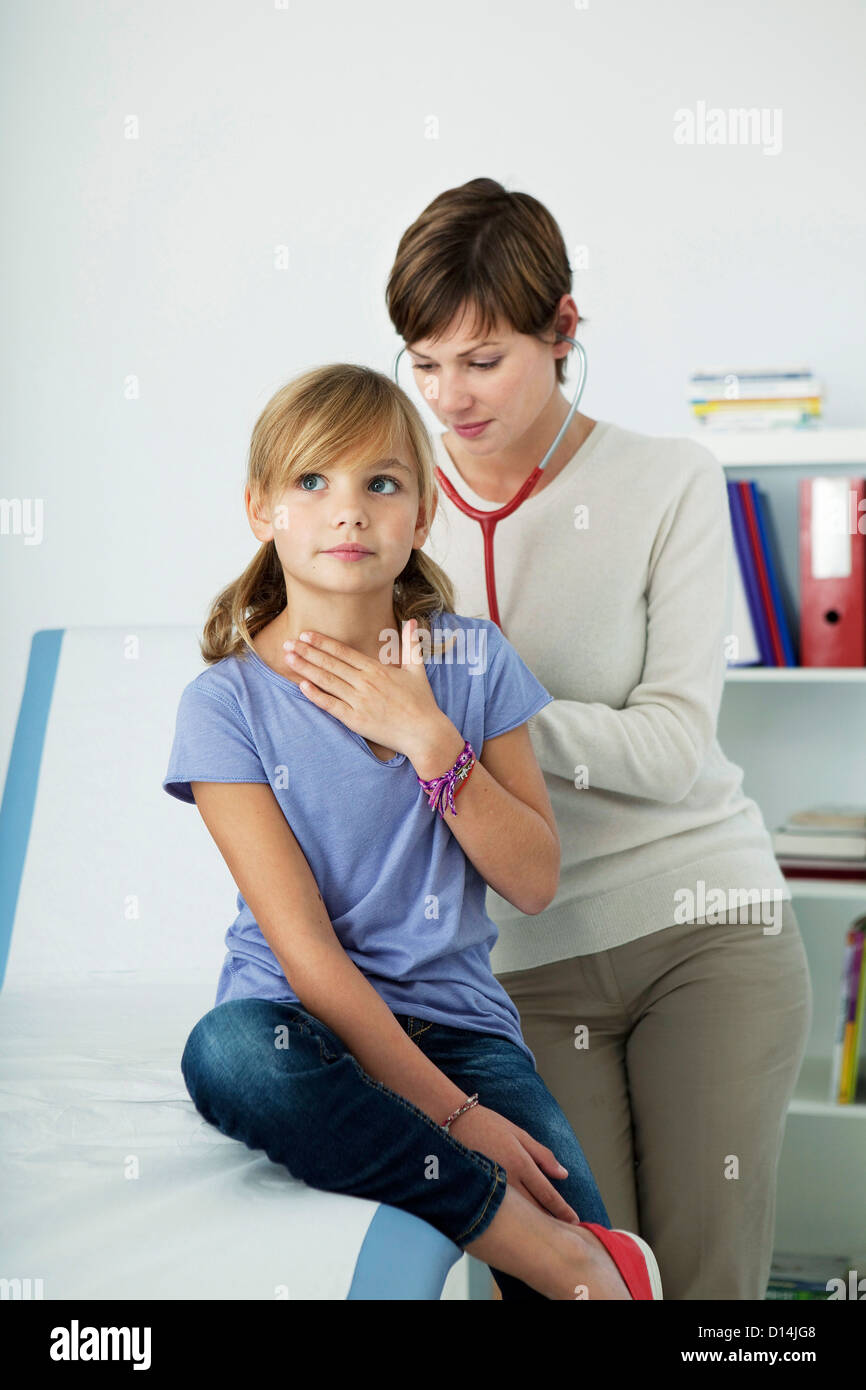 Auskultation der lunge kind -Fotos und -Bildmaterial in hoher Auflösung ...