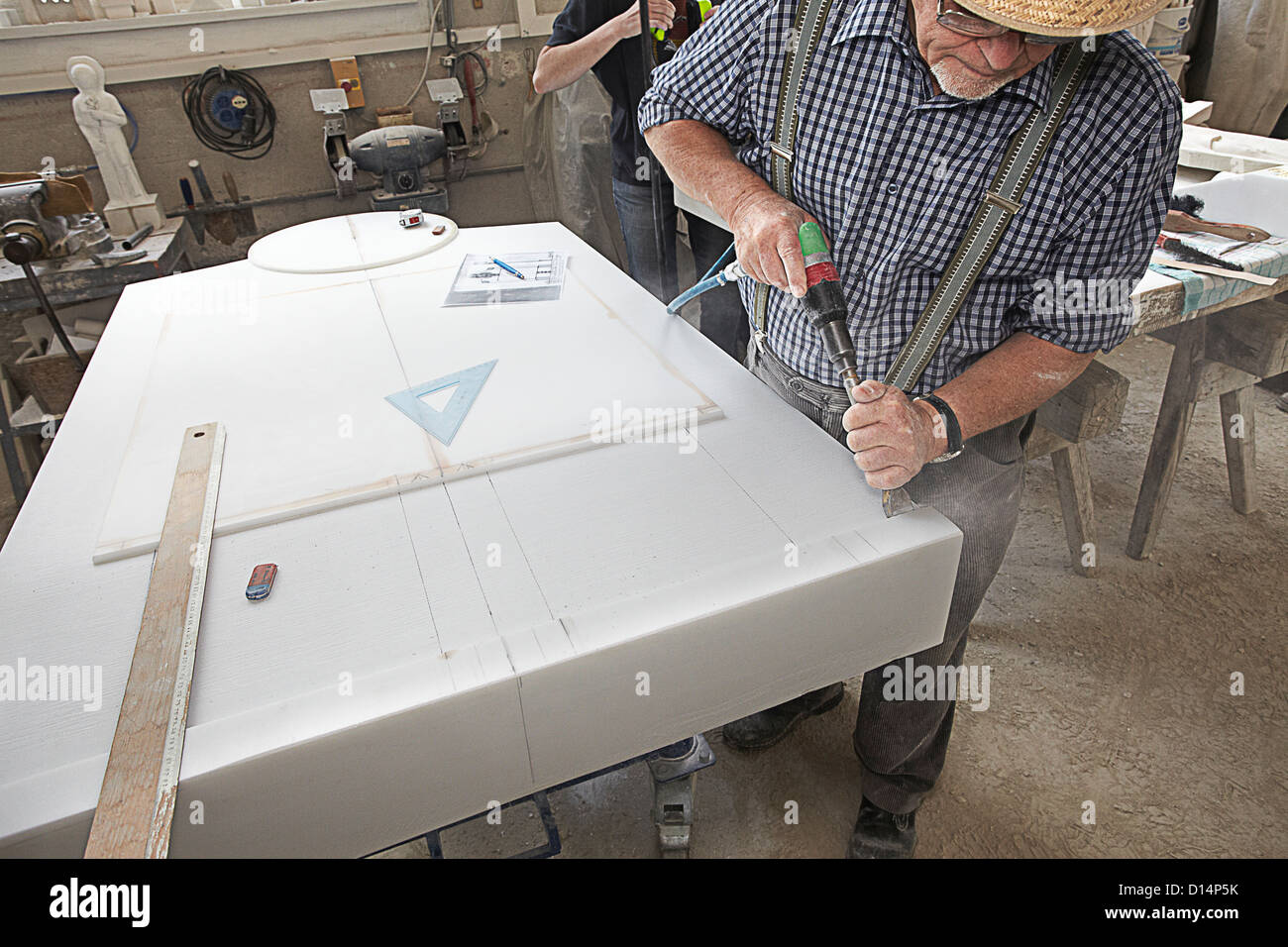 Arbeiter Meißeln Steinplatte Stockfotografie - Alamy