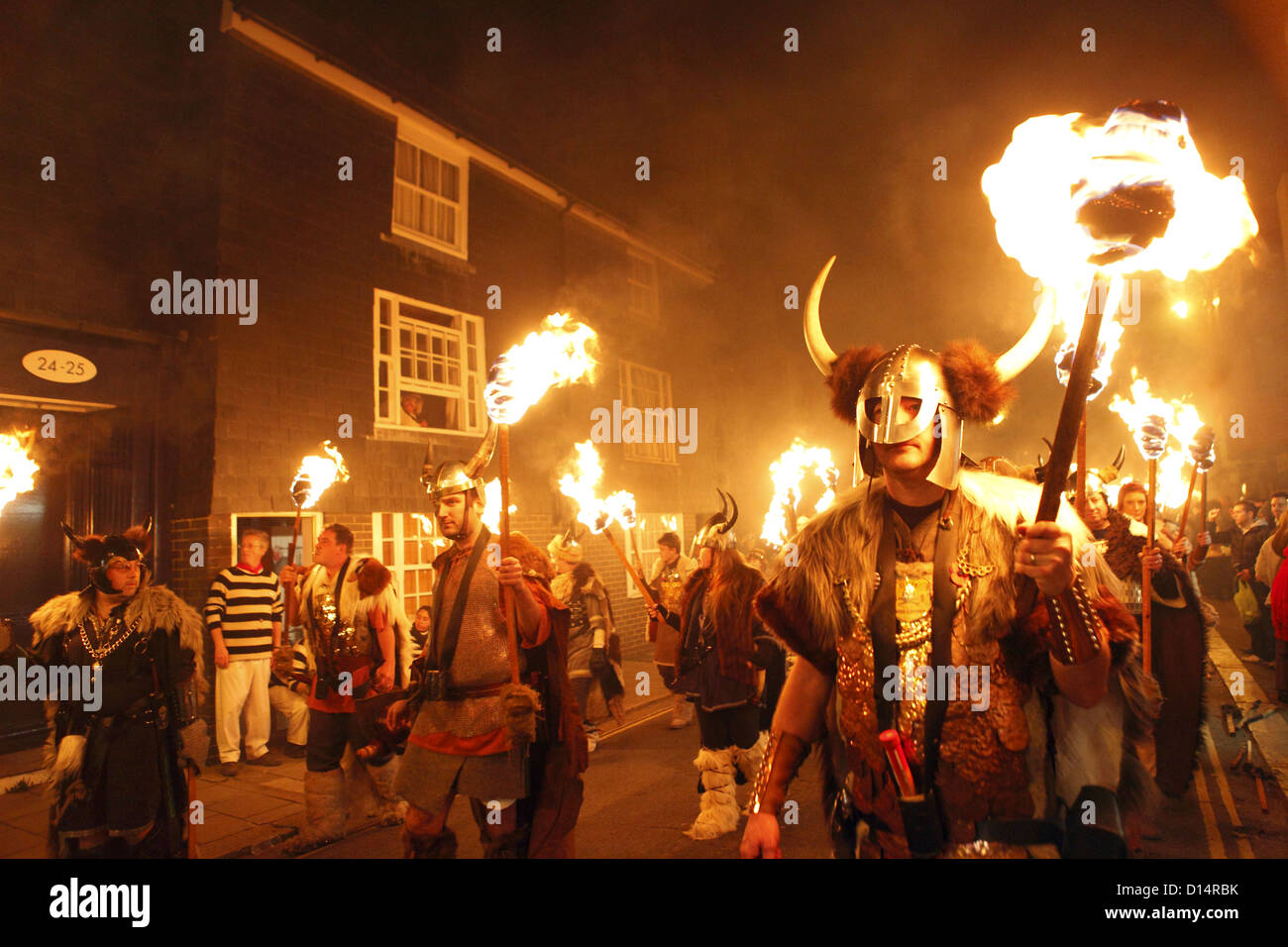 Das skurrile jährliche Lewes Bonfire Night Festival am Lagerfeuer Abend ...