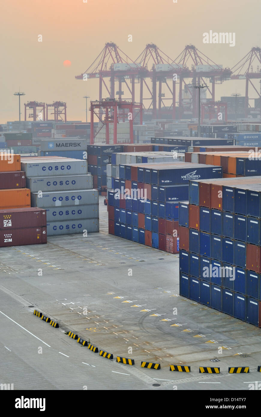 Yangshan container port shanghai china -Fotos und -Bildmaterial in ...