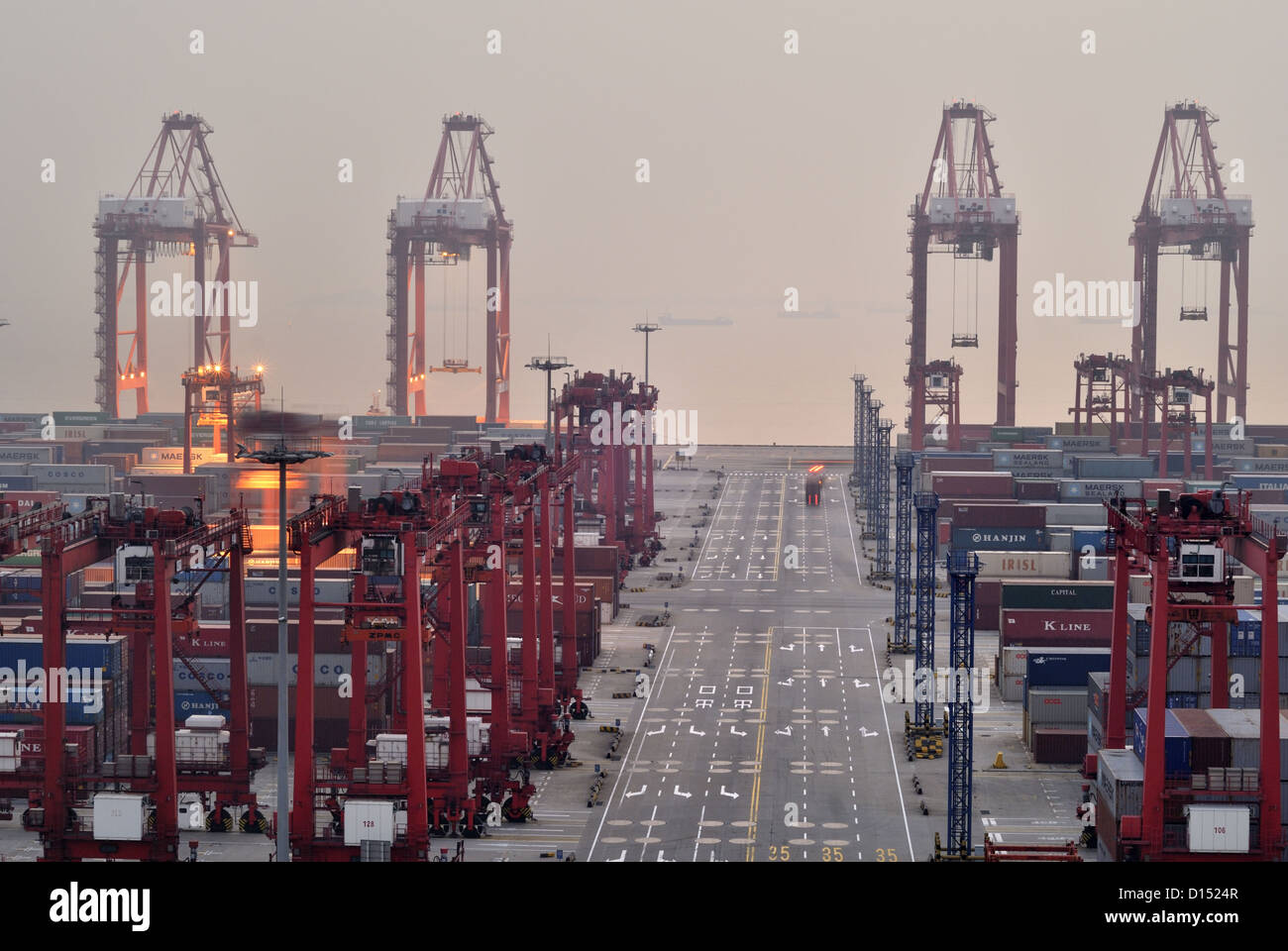 Yangshan port -Fotos und -Bildmaterial in hoher Auflösung – Alamy