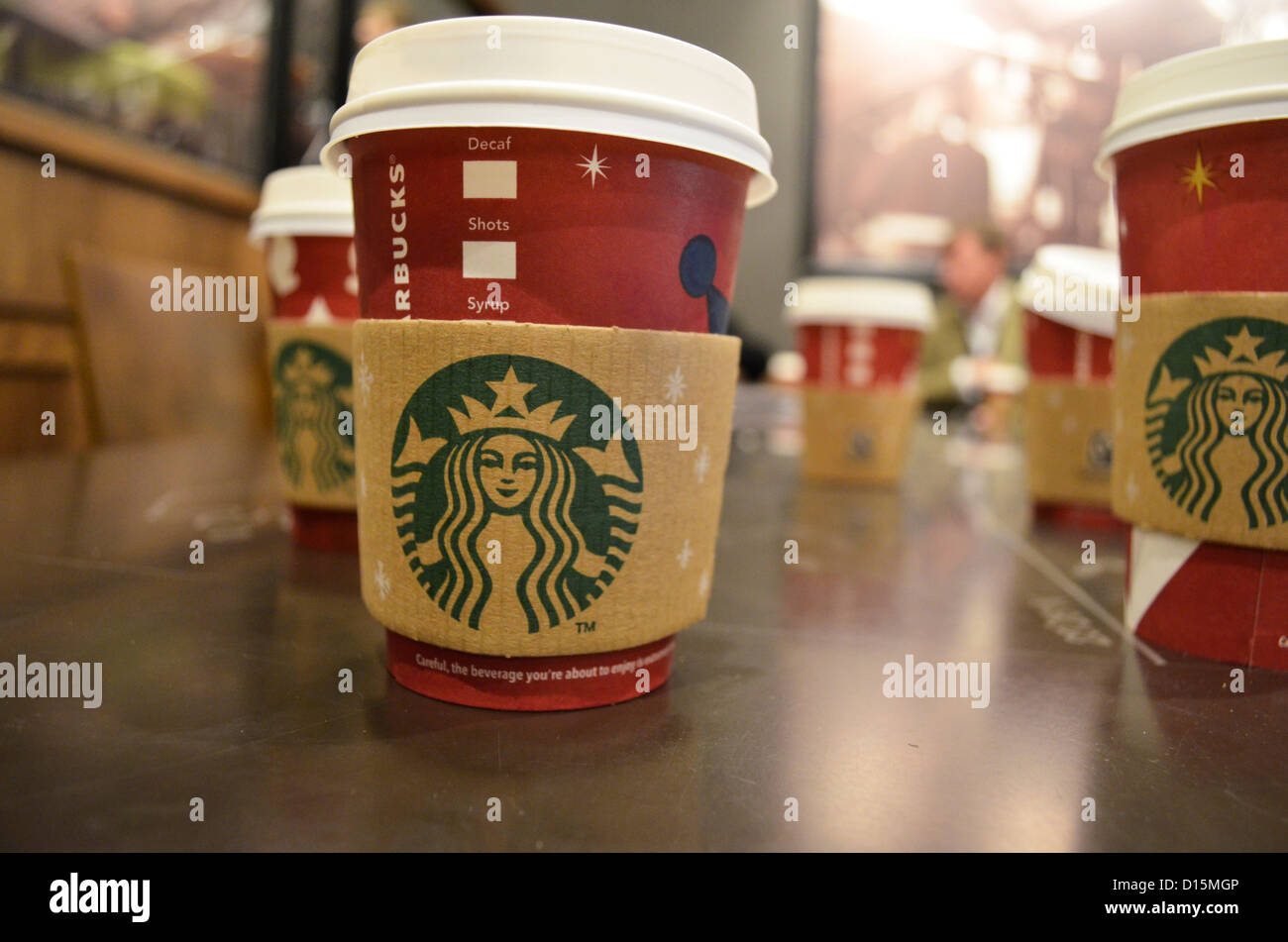Starbucks takeaway cups -Fotos und -Bildmaterial in hoher Auflösung – Alamy