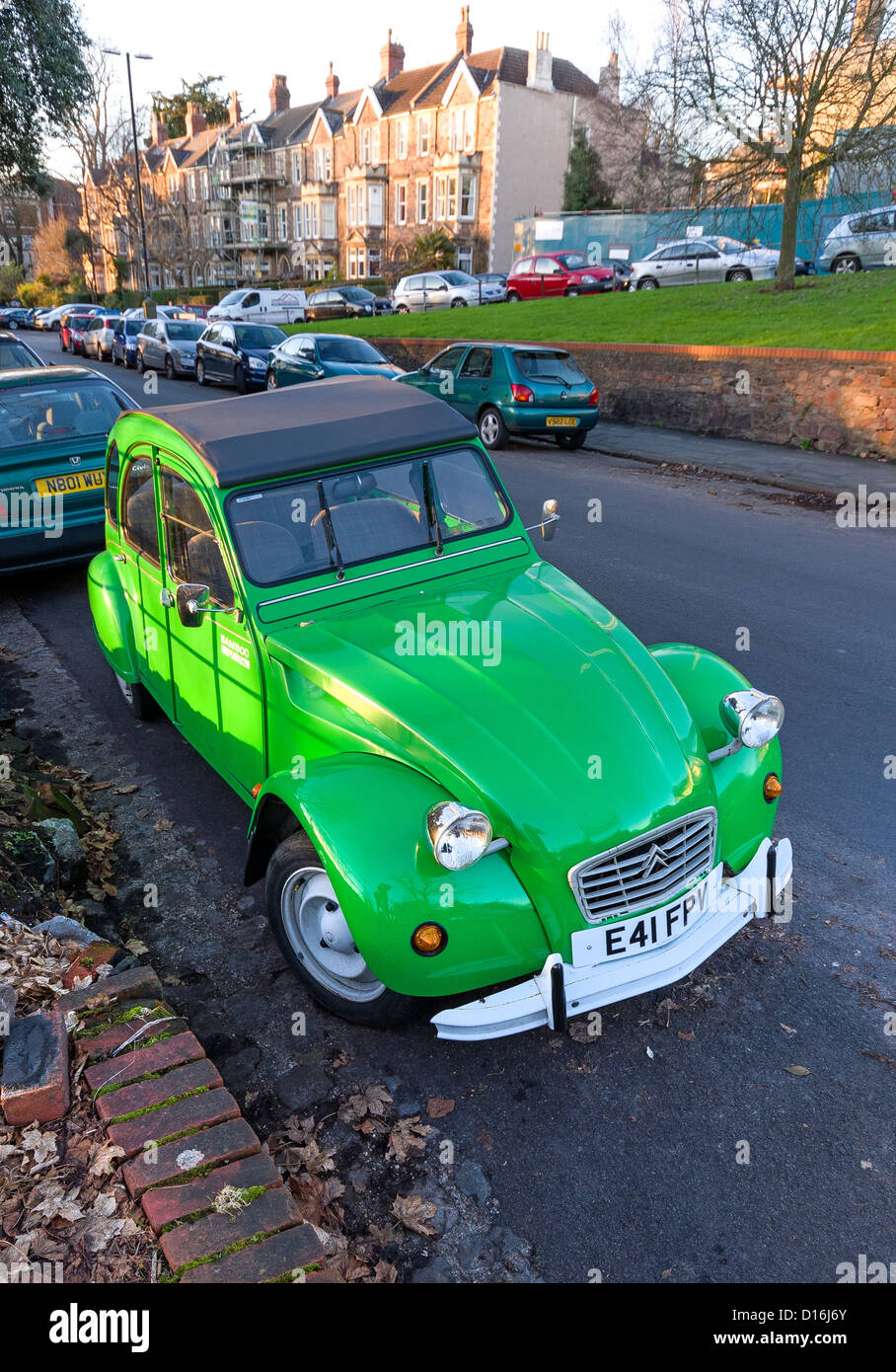 Old green citroen 2cv -Fotos und -Bildmaterial in hoher Auflösung – Alamy
