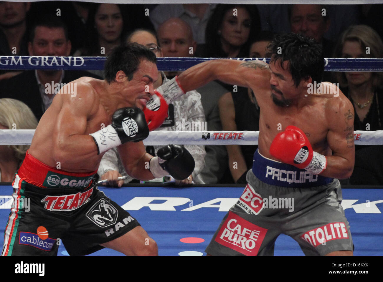 9. Dezember 2012 kämpften - Las Vegas, Nevada, USA - Manny Pacquiao (graue Stämme) und Juan ...