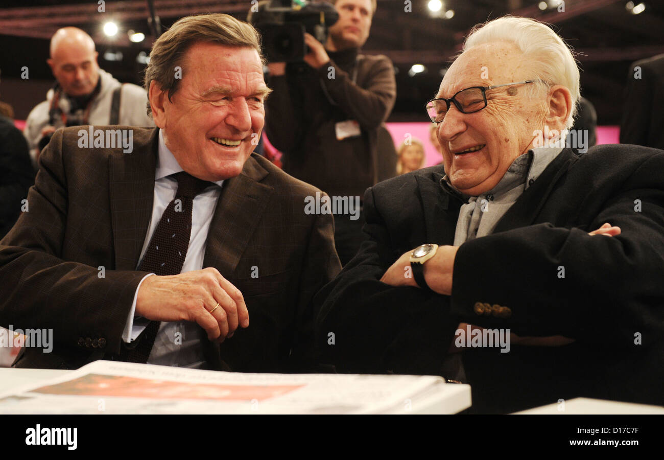 Ehemalige Bundeskanzler Gerhard Schröder (L) und Egon Bahr an der ... Ehemalige Bundeskanzler Gerhard Schröder (L) und Egon Bahr an der ...