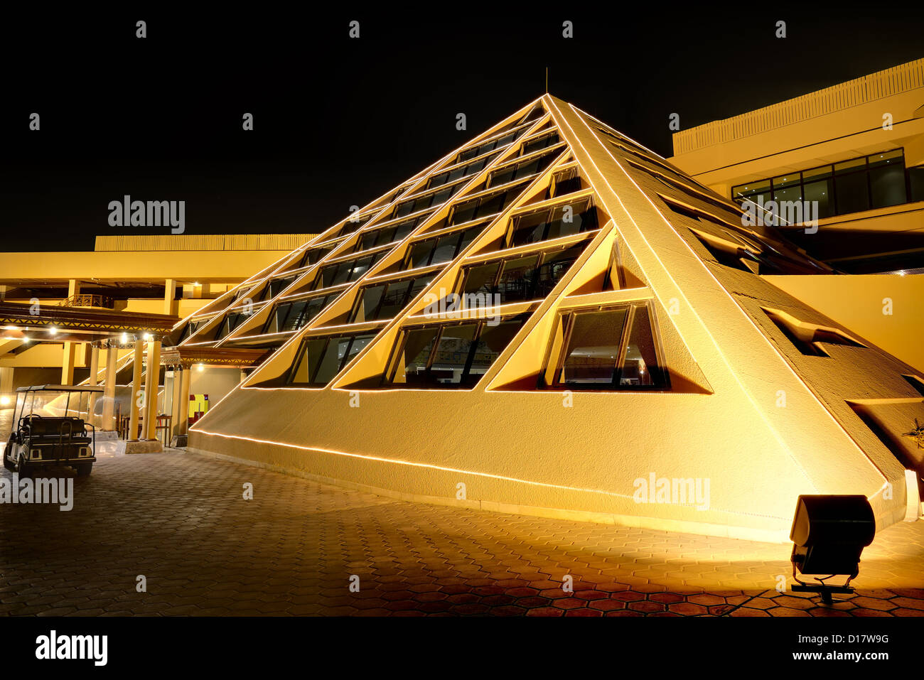 Das luxushotel im pyramidenstil -Fotos und -Bildmaterial in hoher ...