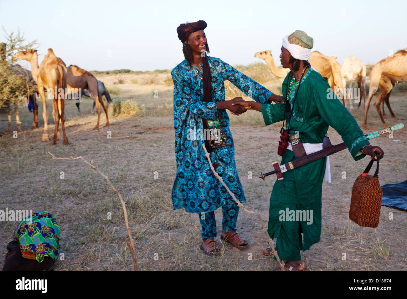 Nomaden, die bunte kleidung tragen -Fotos und -Bildmaterial in hoher Auflösung – Alamy