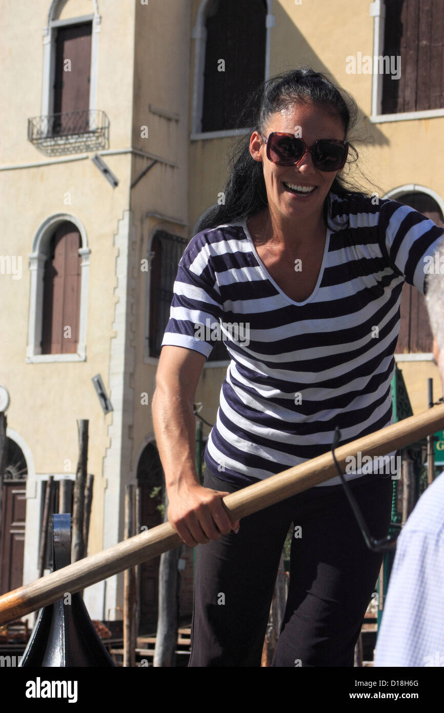 Female gondolier in venice -Fotos und -Bildmaterial in hoher Auflösung ...