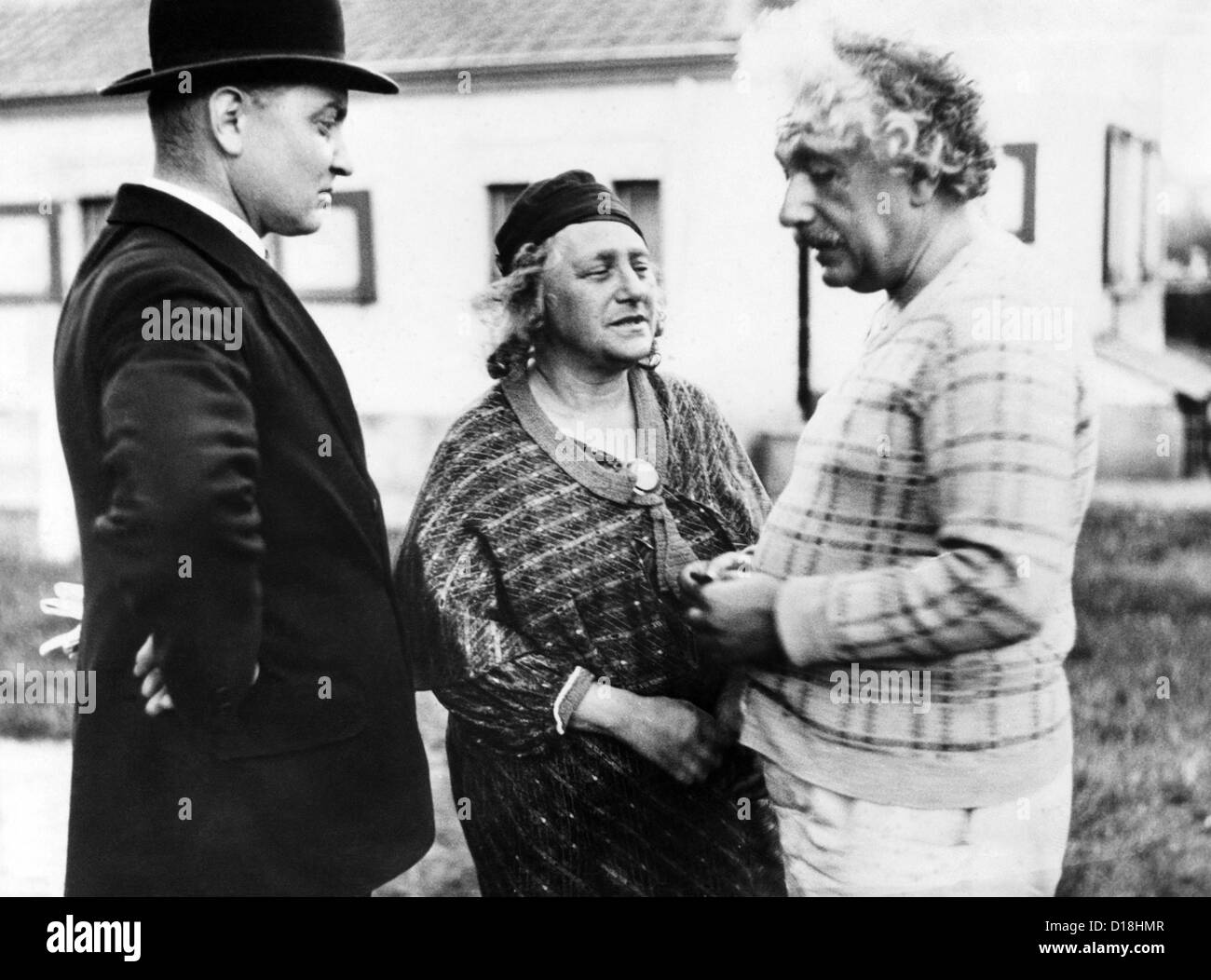 Albert einstein und ehefrau Schwarzweiß-Stockfotos und -bilder - Alamy