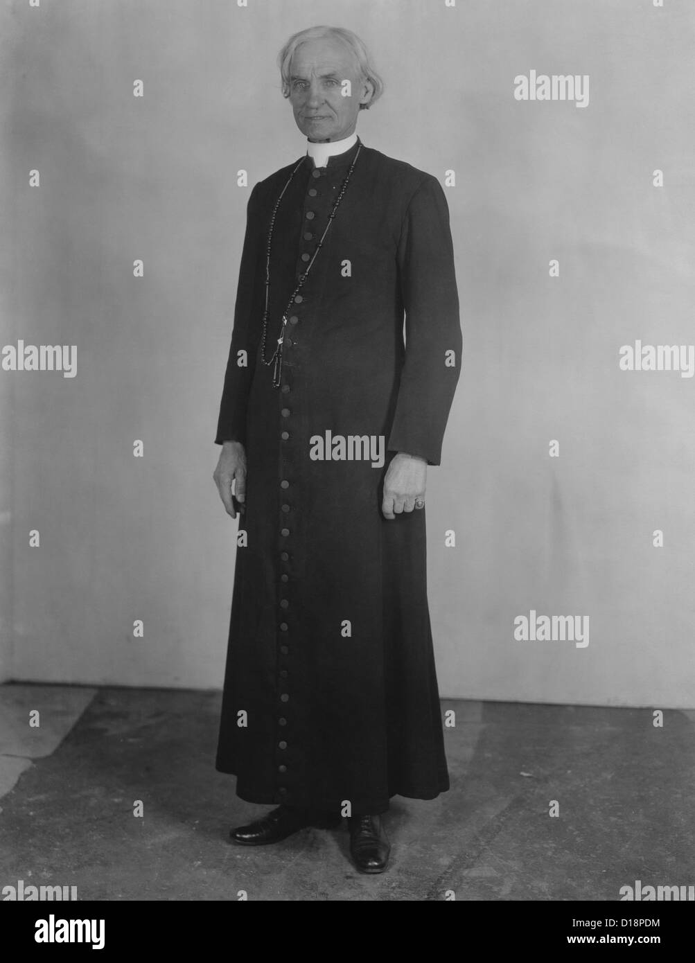 Weiße soutane -Fotos und -Bildmaterial in hoher Auflösung – Alamy