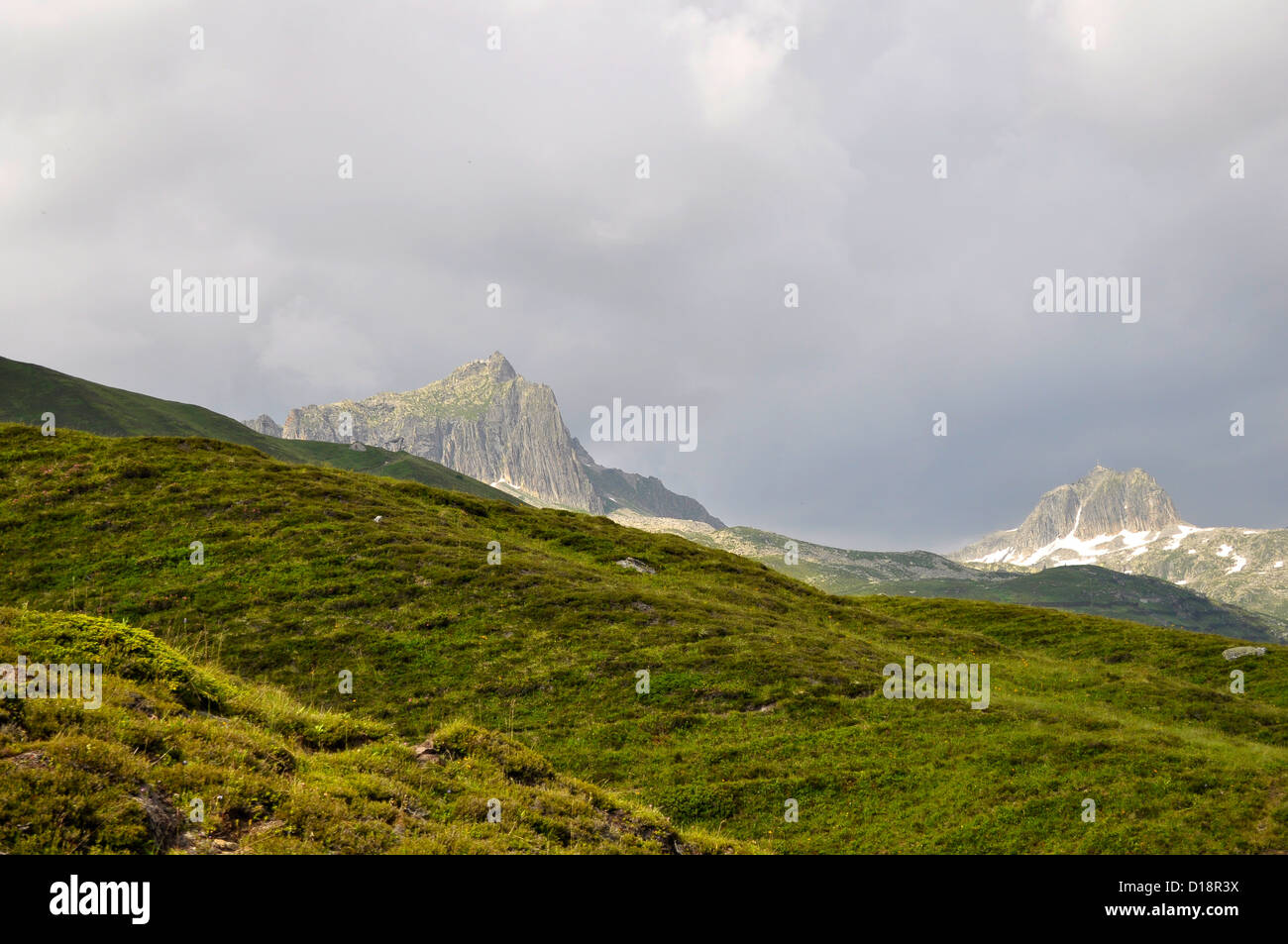 Lawinenverbauung auf dem Berg in der Nähe von Andermatt, Lawine Fahrt ...