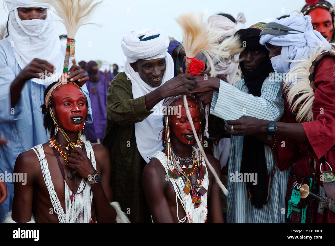 Wodaabe nomaden tanzen auf gerewol festival -Fotos und -Bildmaterial in ...