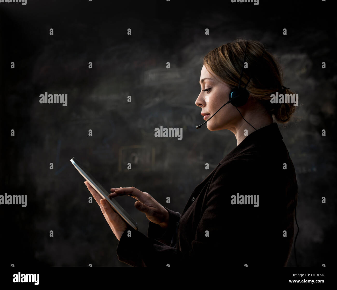 Geschäftsfrau tragen Telefon Kopfhörer mit digital-Tablette ...