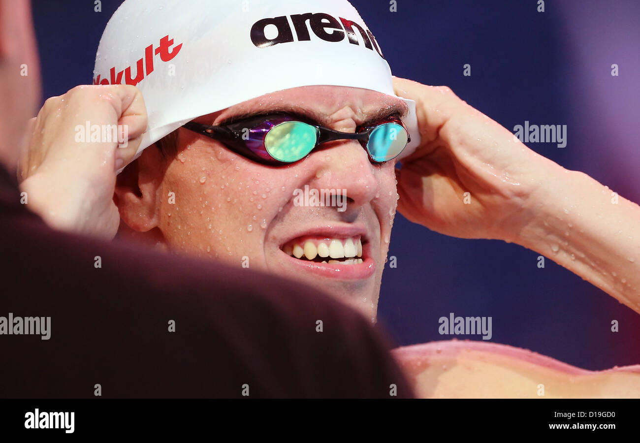 Deutscher Schwimmer Paul Biedermann aufsetzt seine Badekappe beim Training einen Tag vor Beginn ...