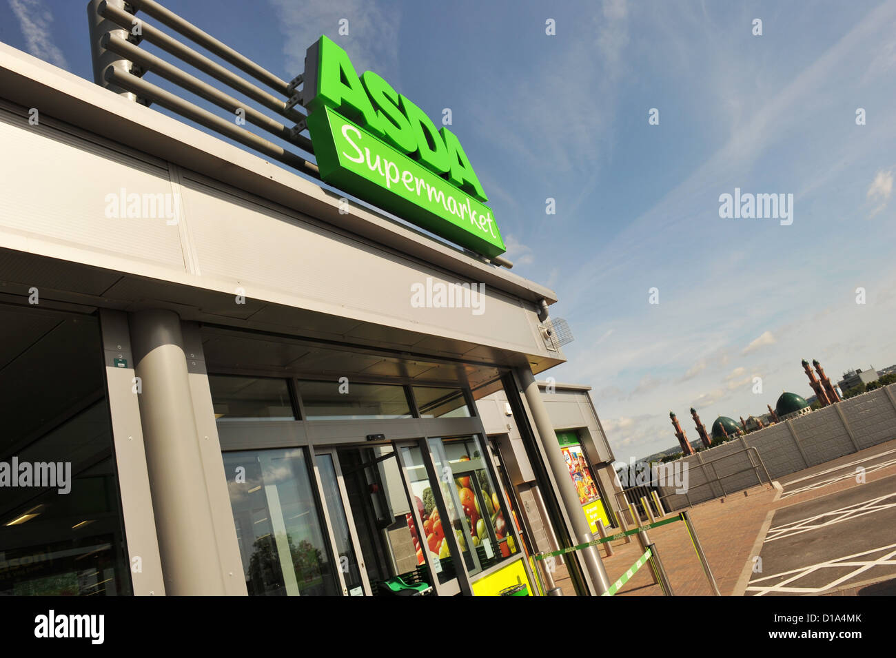Neue Asda Supermarkt, Bradford UK mit Moschee im Hintergrund ...