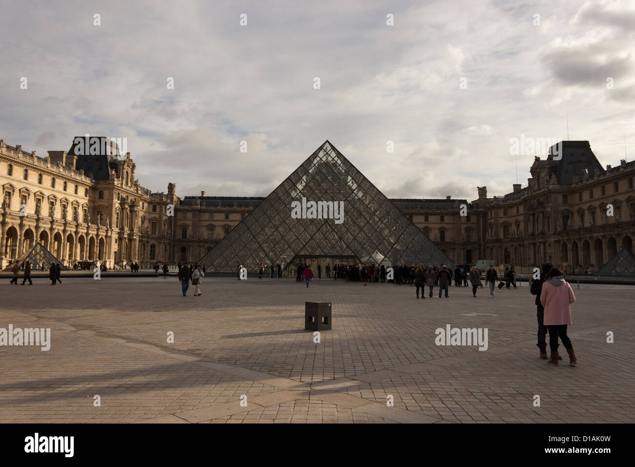 Vordereingang des louvre -Fotos und -Bildmaterial in hoher Auflösung ...