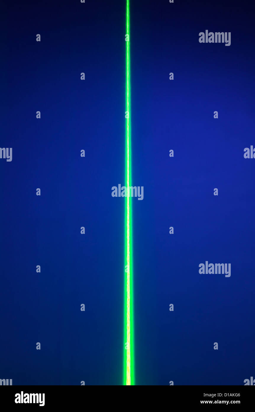 Green laser beam -Fotos und -Bildmaterial in hoher Auflösung – Alamy