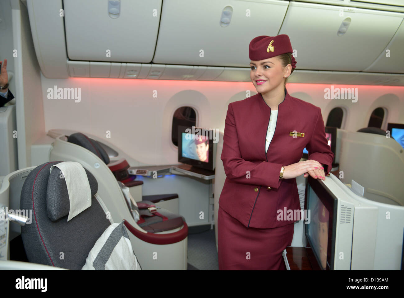 Qatar airways female cabin crew uniform -Fotos und -Bildmaterial in ...