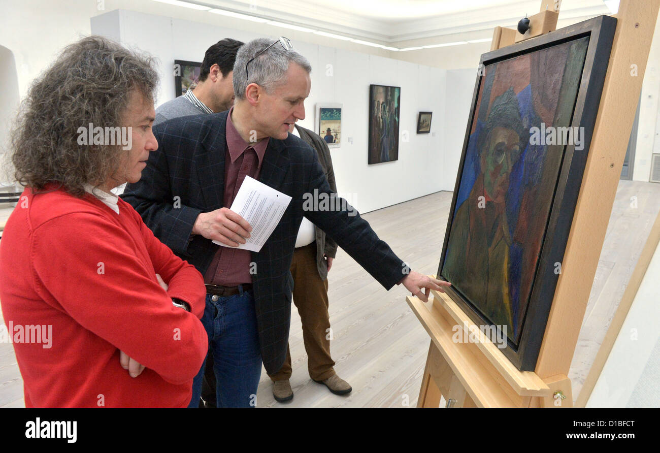 Direktor des Erfurter Kunstmuseen Kai Uwe Schierz (L) und ...