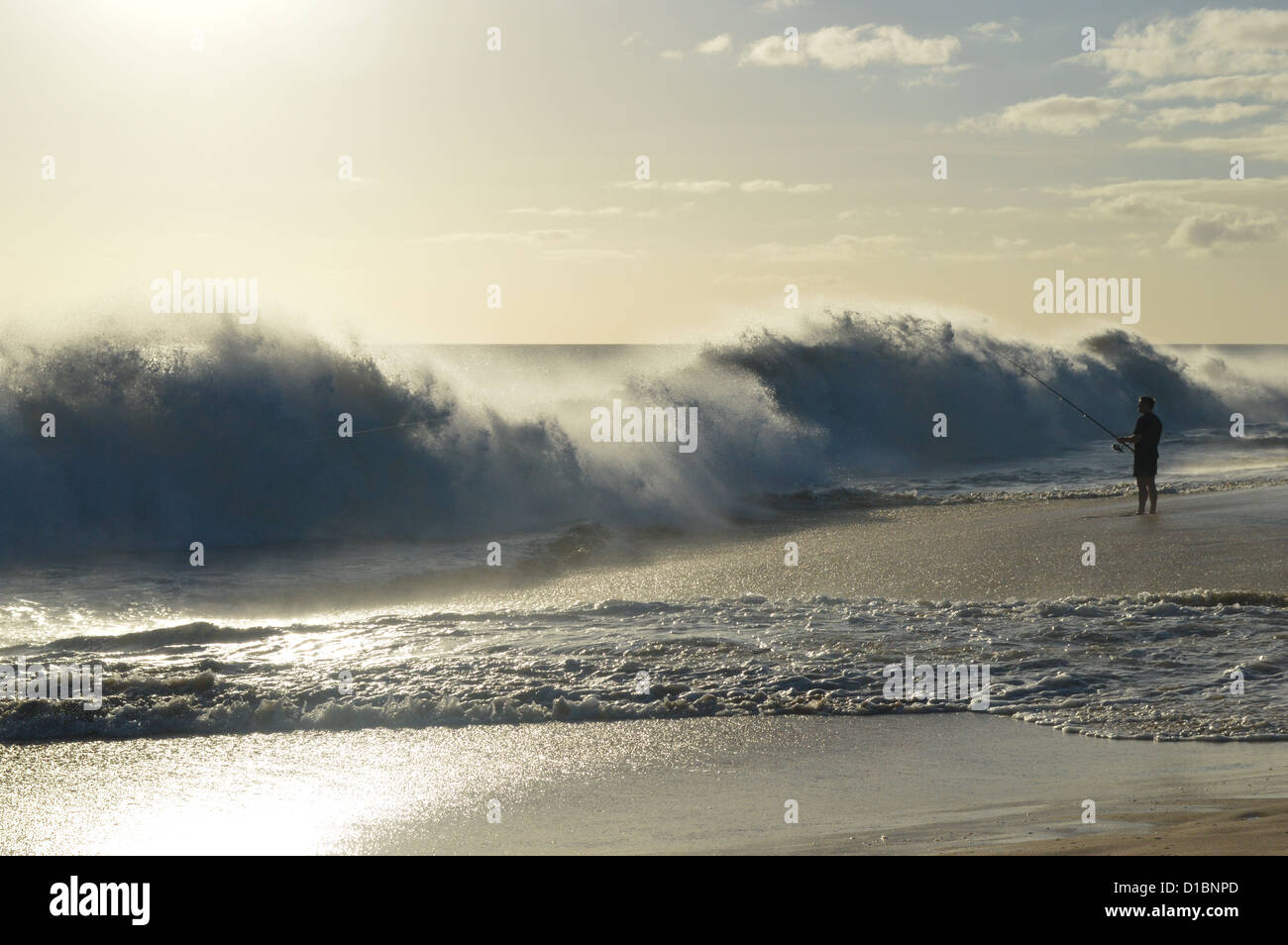 Extreme Angeln vom Strand vor große Welle, Praia de Locacao Strand Boa ...